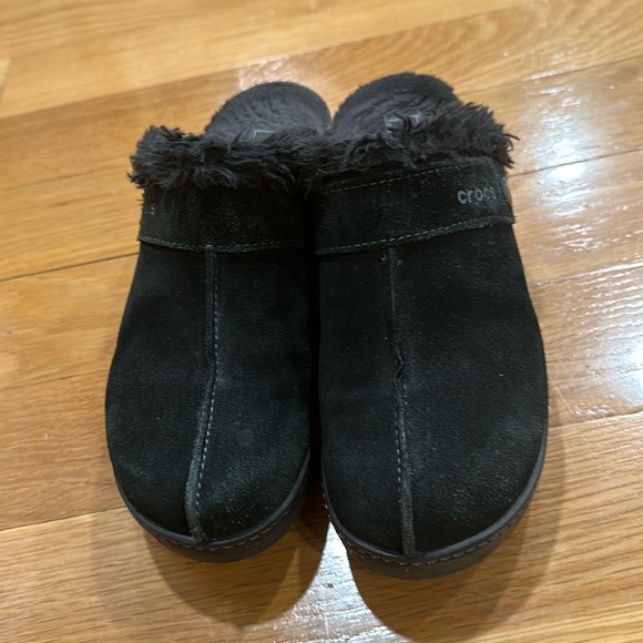 CROCS | Shoes | Crocs Cobbler Suede Leather Slip On Mules Faux Fur ...